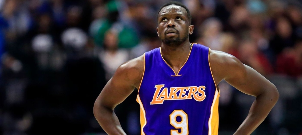 Lakers acerta dispensa de Luol Deng