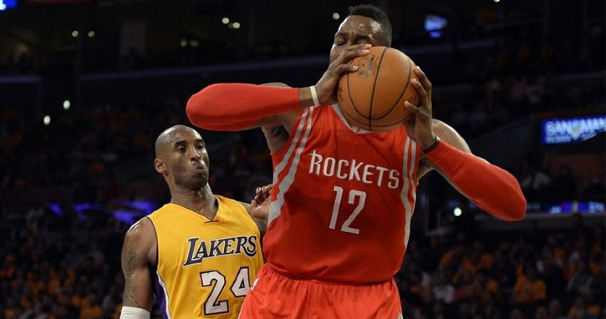 Kobe chama Howard de 'soft' após cotovelada