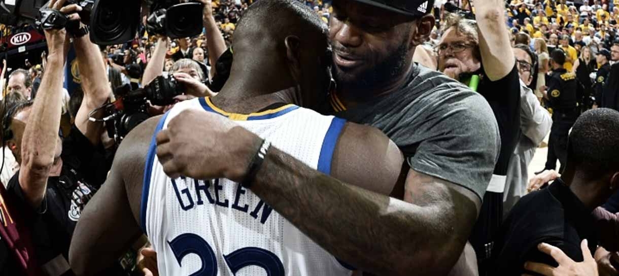 NBA: LeBron James parabeniza Draymond Green por título do Warriors