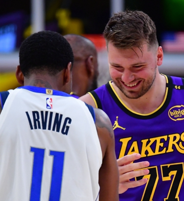 Luka Doncic reage a dura lesão de Kyrie Irving