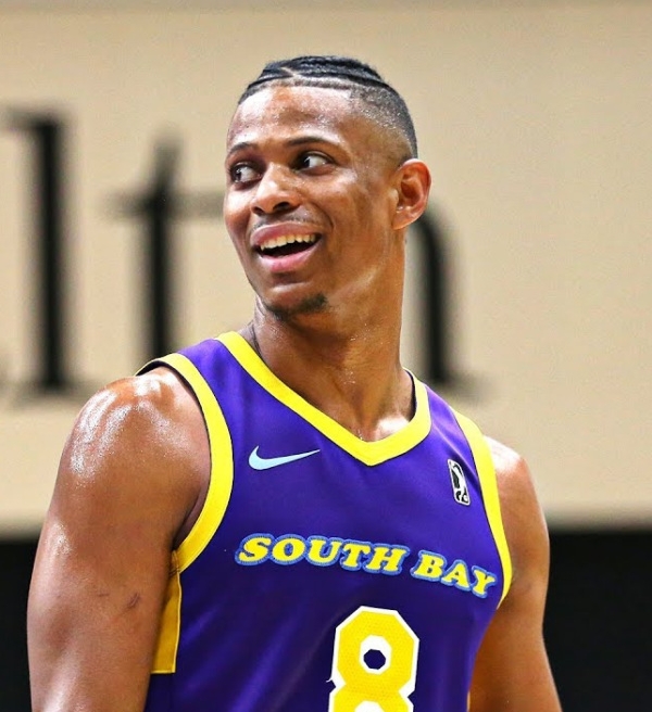 Brasileiro Scott Machado se junta ao time principal do Lakers